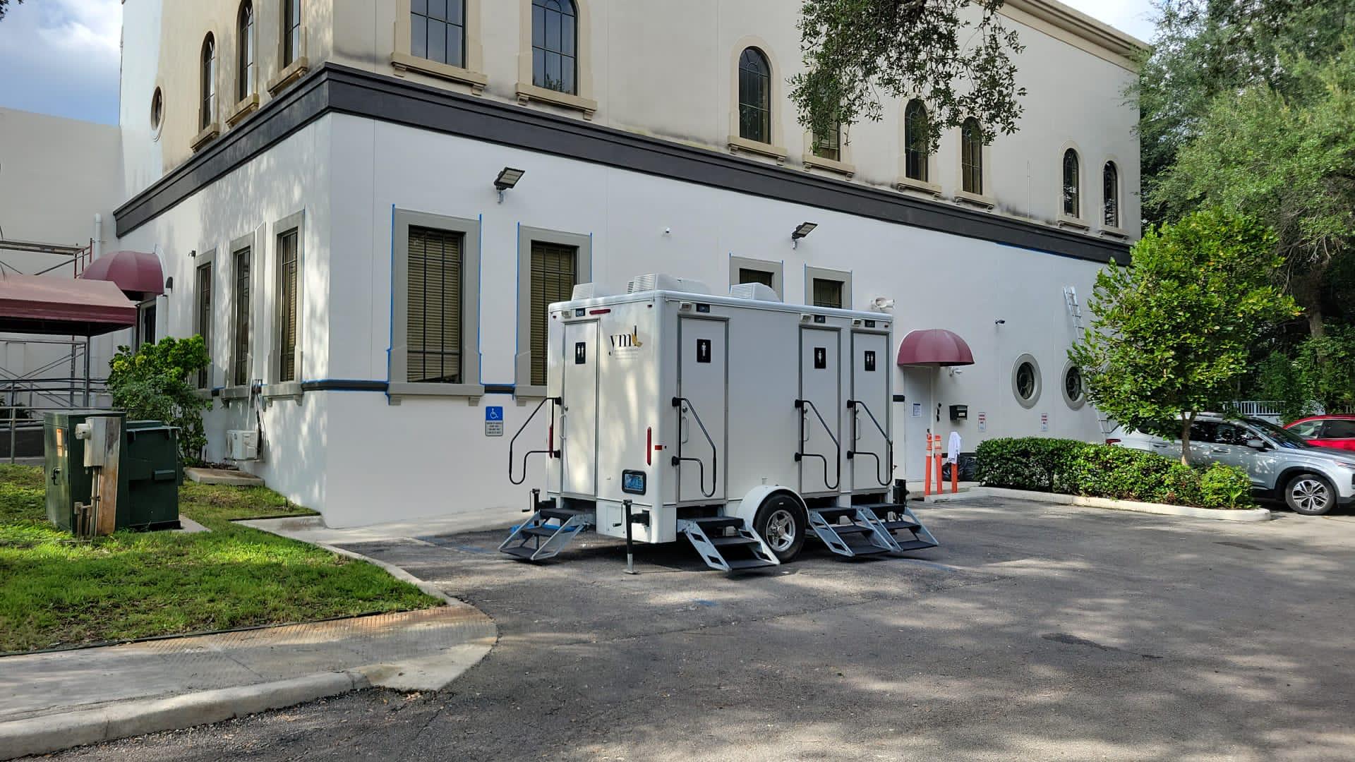 5 Must-Have Features in a Luxury Portable Restroom - YML Portable Restrooms